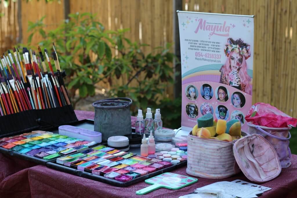 עמדת ציורי פנים באירוע - Mayula